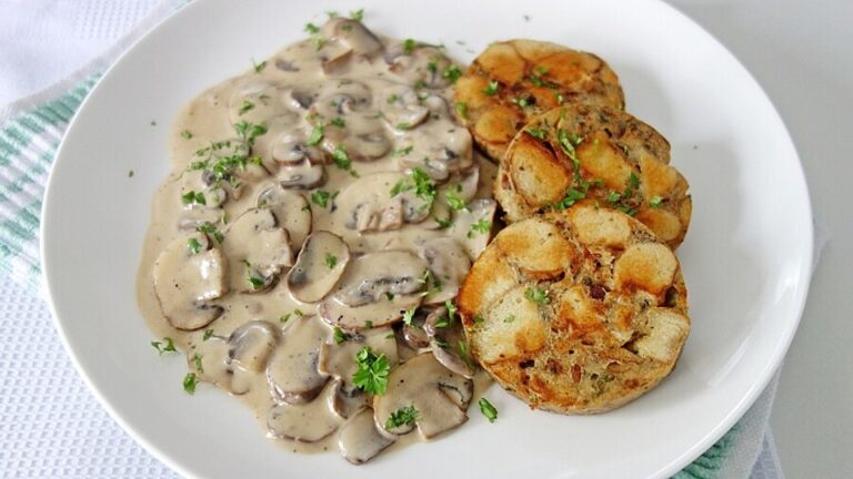 Schon probiert? So gelingt dir Rahmchampignons Rezept garantiert ...